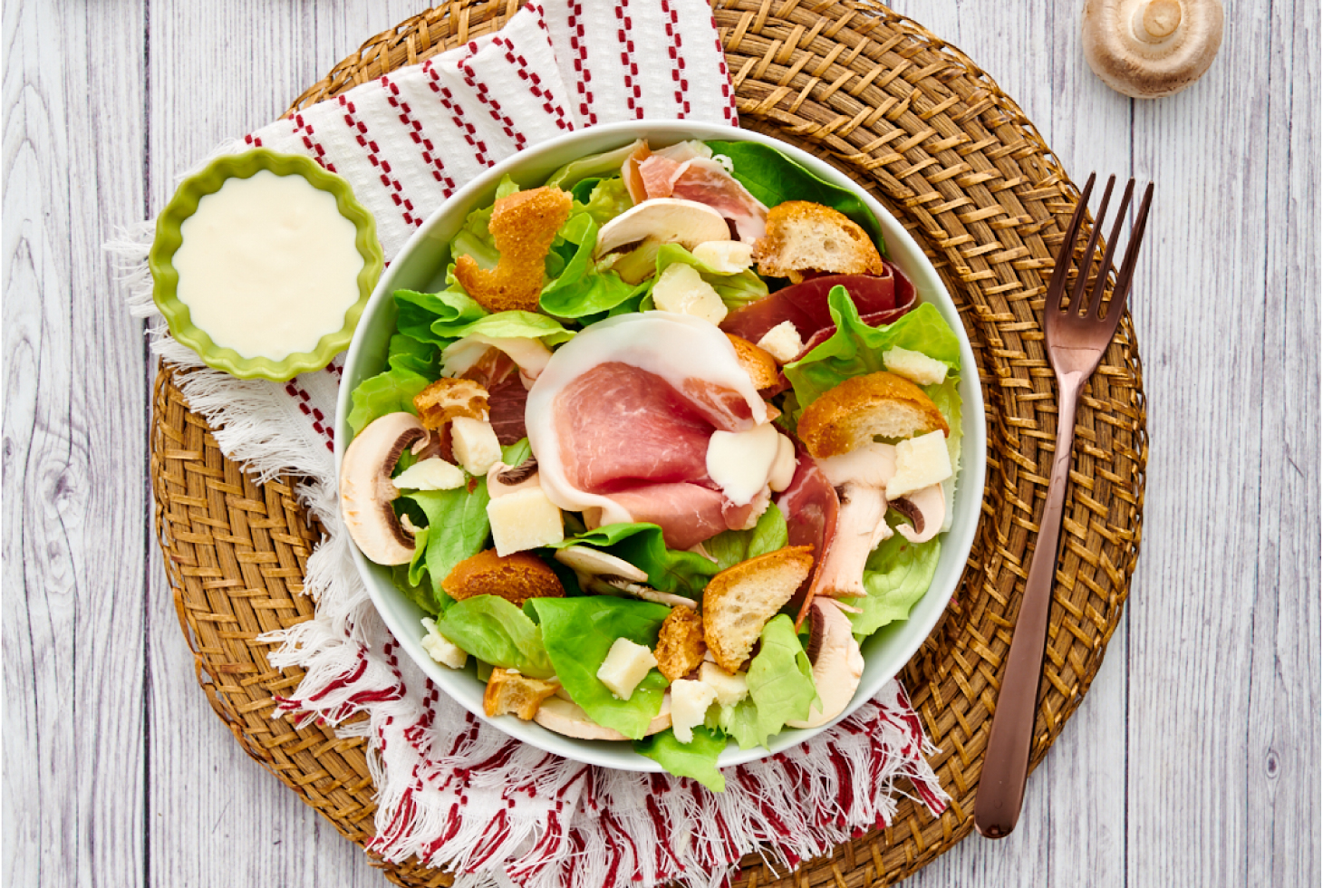Caesar salad con prosciutto crudo e funghi - Veroni
